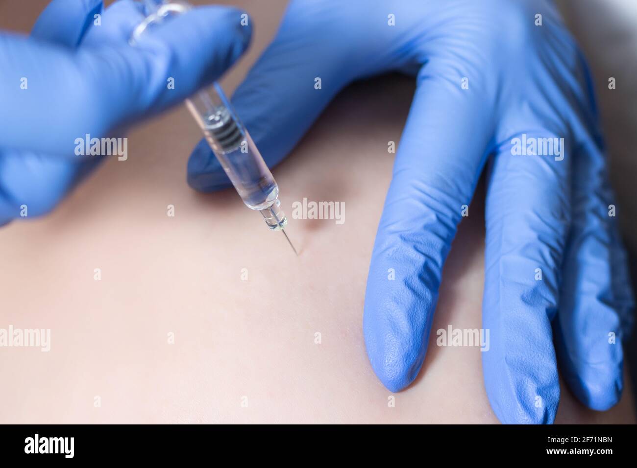 DOctor making injection in knee in his office Stock Photo - Alamy