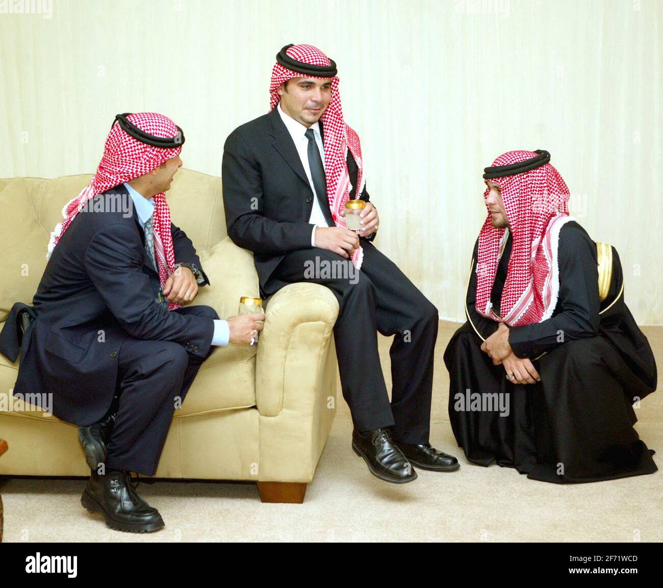 Files- King Abdallah II of Jordan offers a traditional bedouin lunch ...