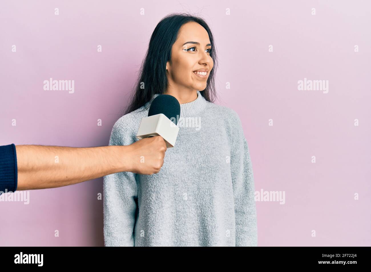 Middle east female reporter hi-res stock photography and images - Alamy