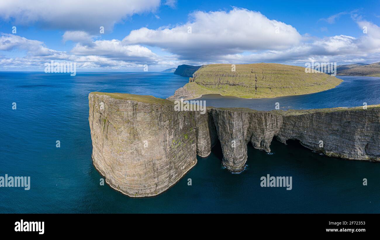 Leitisvatn lake and Tralanipan (slave rock) near Bosdalafossur ...