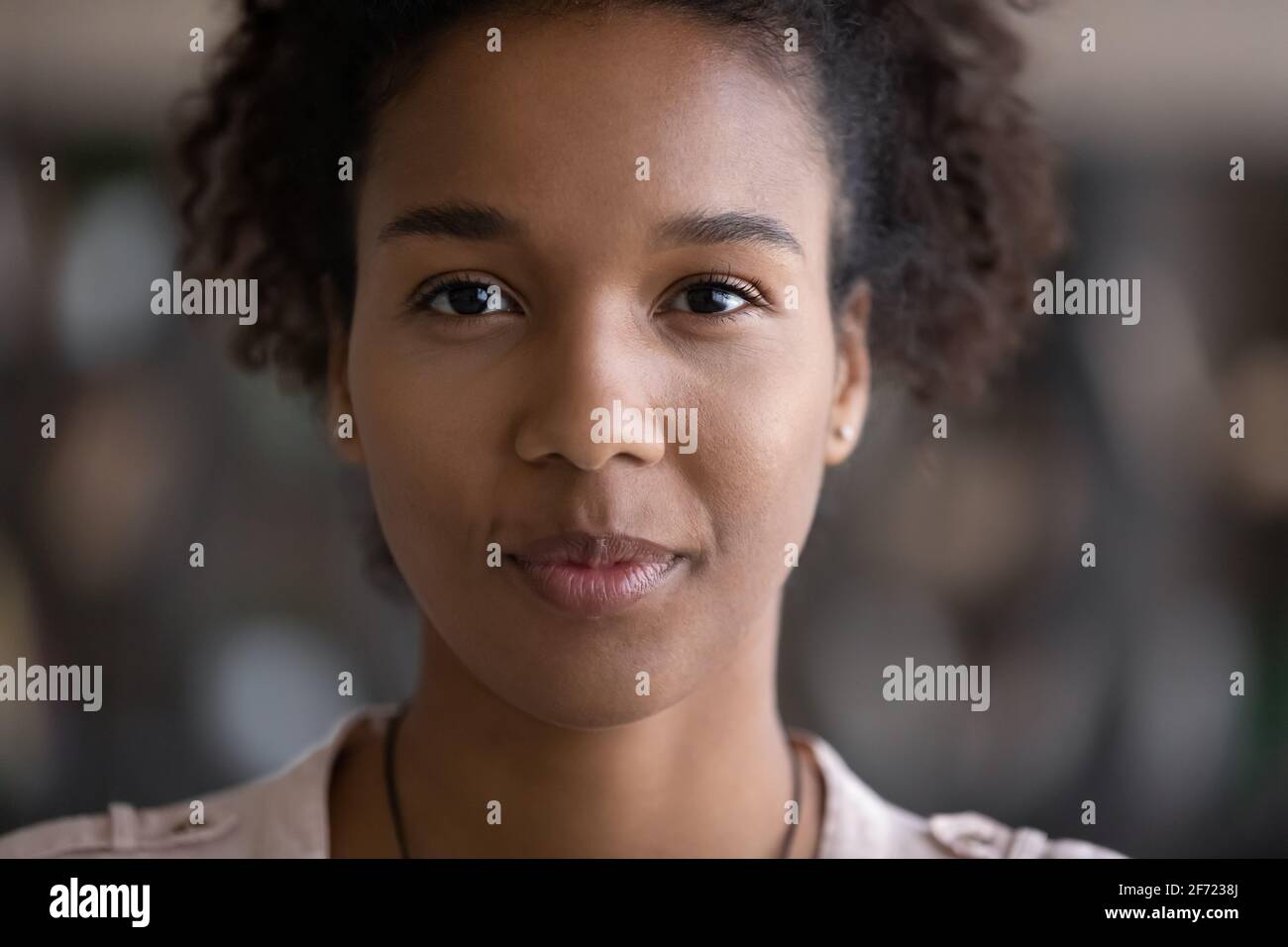 Portrait of young African American woman posing Stock Photo - Alamy
