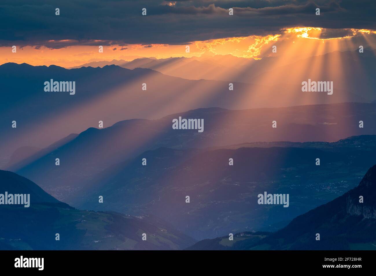Dramatic light rays hi-res stock photography and images - Alamy