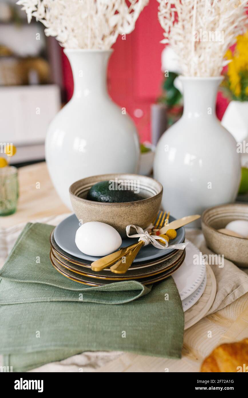 A beautiful table setting with crockery for the celebration of Easter ...