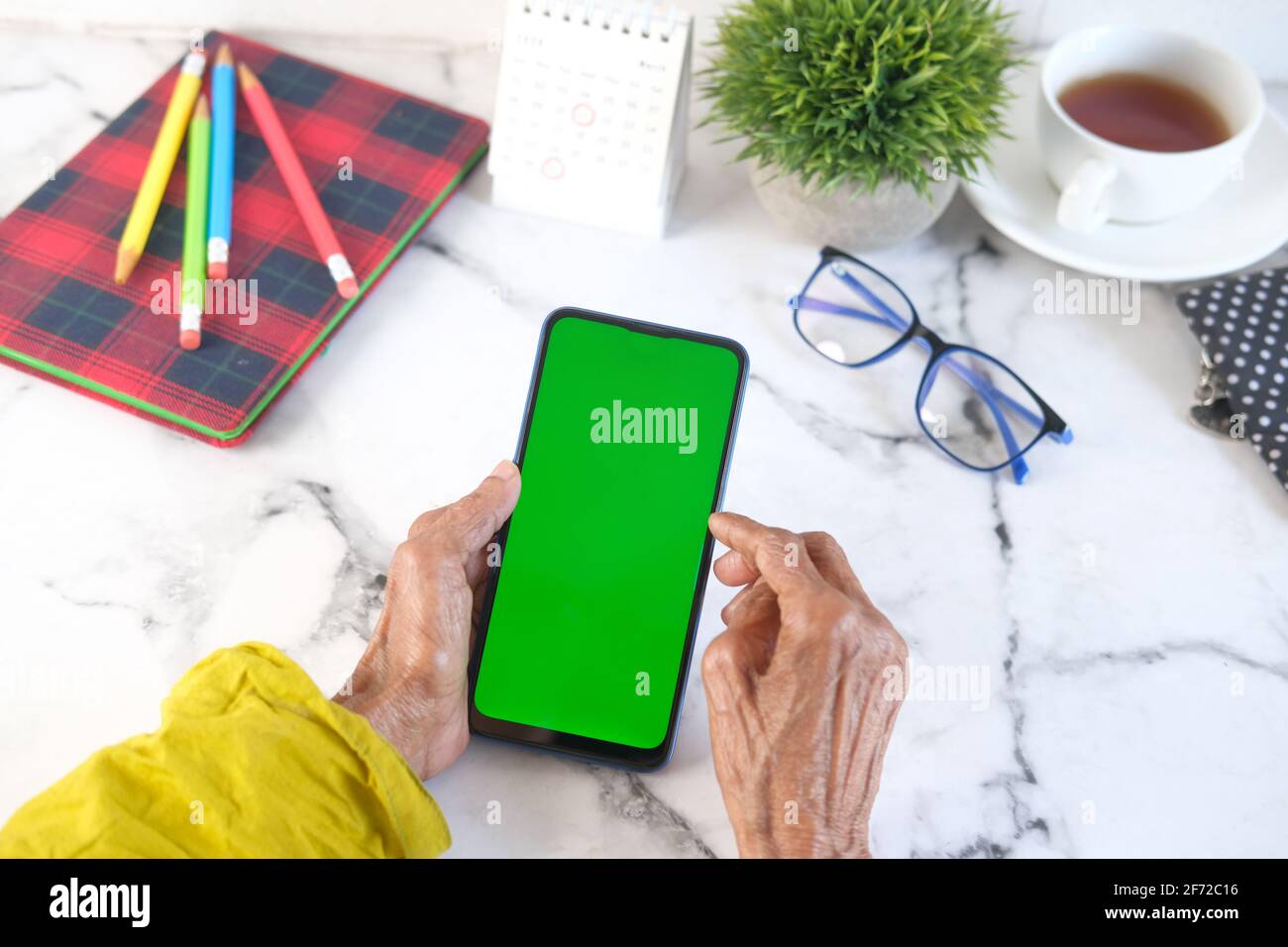 senior women hand using smart phone close up Stock Photo - Alamy
