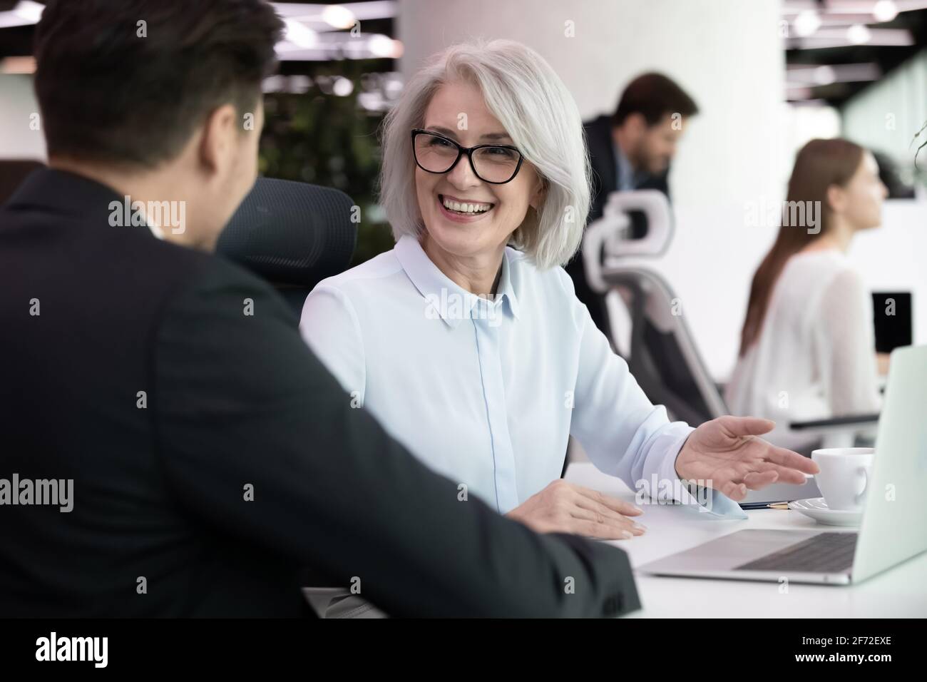 Employee discuss hi-res stock photography and images - Alamy