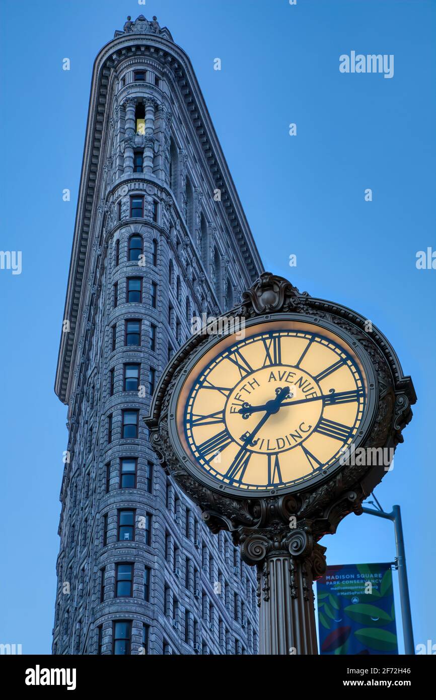 Fifth avenue clock hi-res stock photography and images - Alamy
