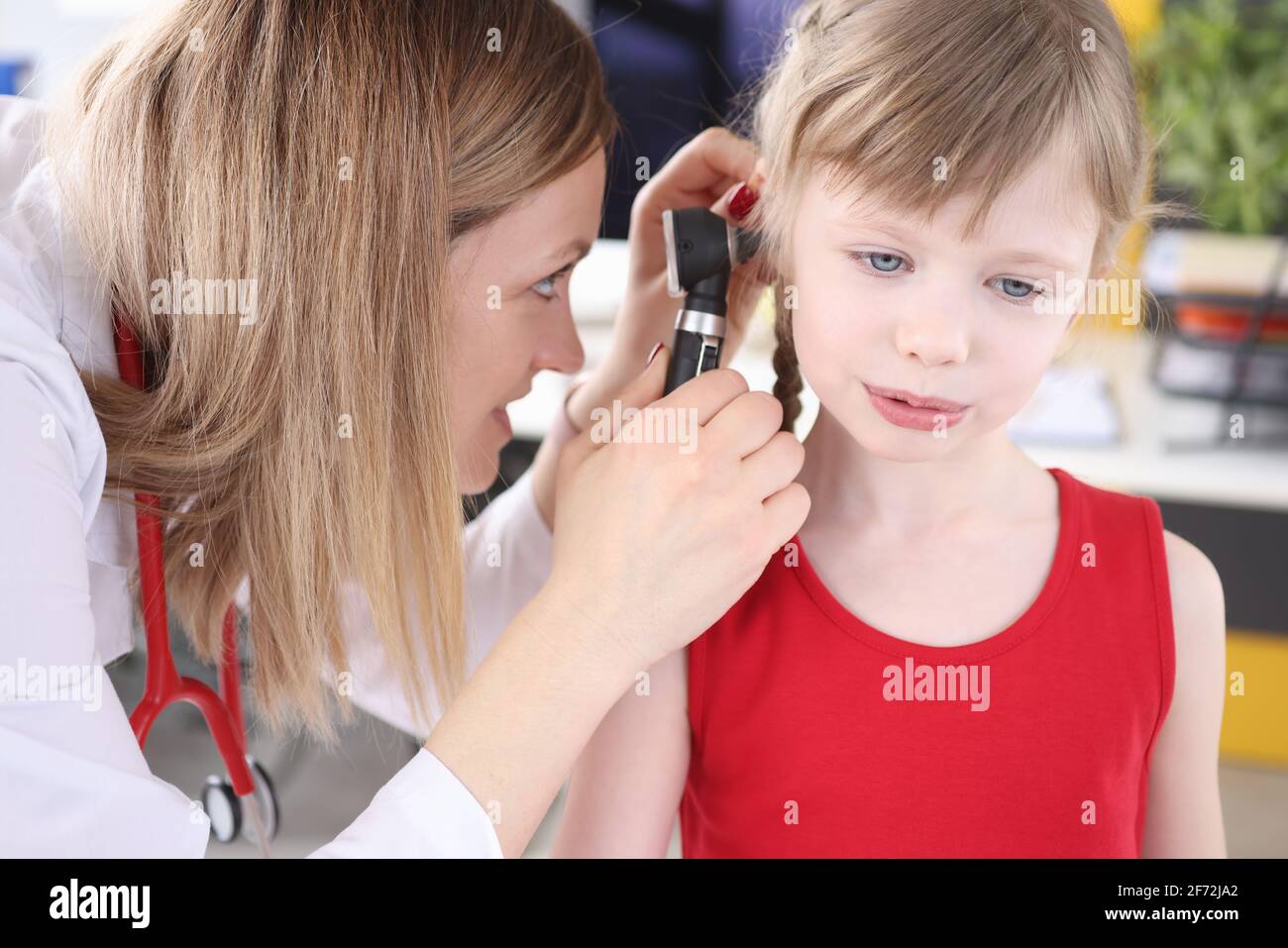 Child doctor ear exam hi-res stock photography and images - Alamy