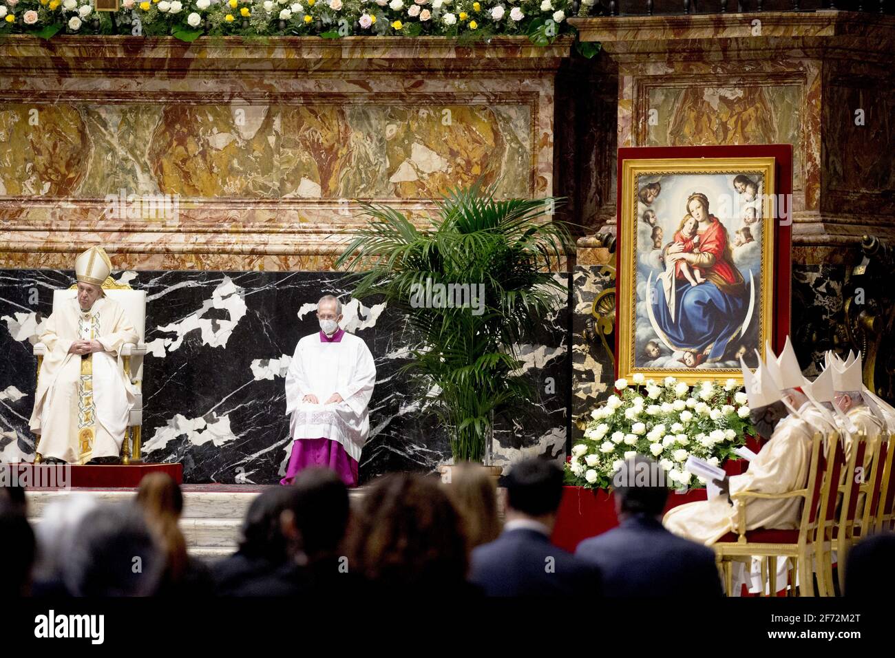 Pope Francis celebrates Easter Mass on April 04, 2021 at St. Peter's ...