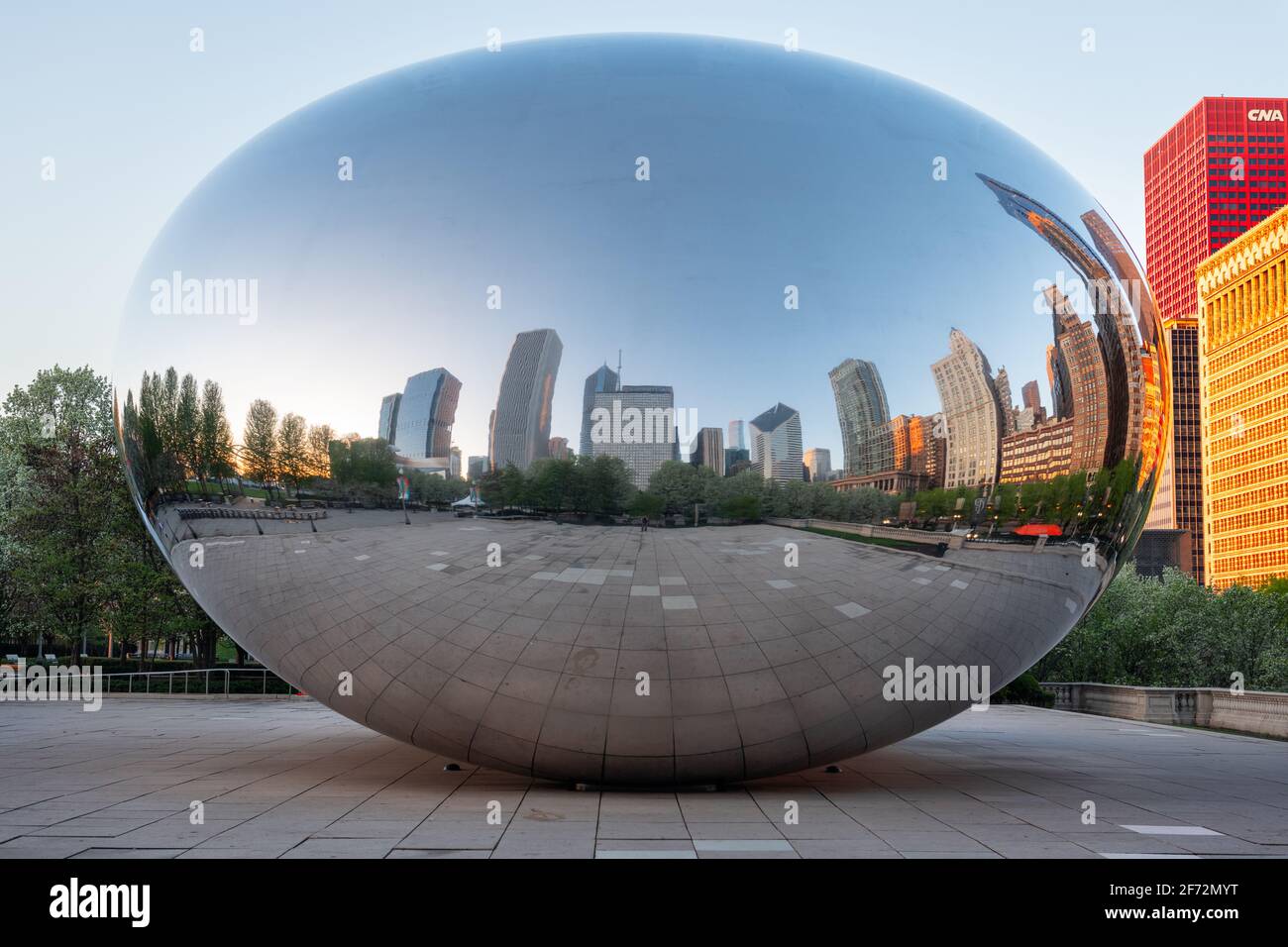 Chicago skyline reflection cloud gate hi-res stock photography and ...
