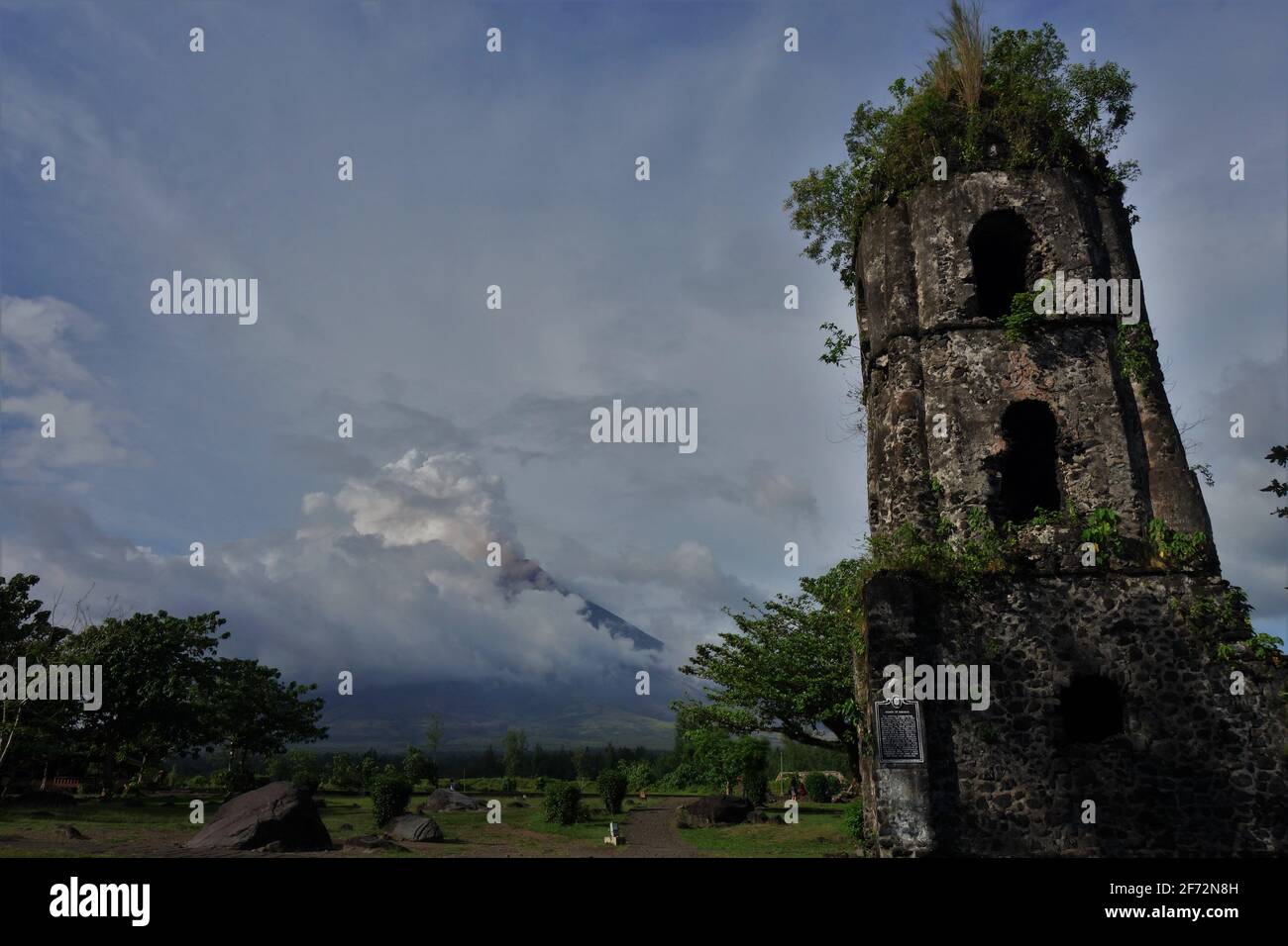 Mayon volcano eruption hi-res stock photography and images - Alamy