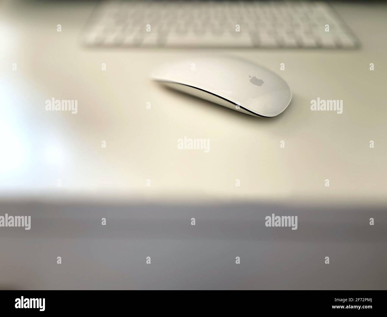 Apple mouse and keyboard Stock Photo - Alamy