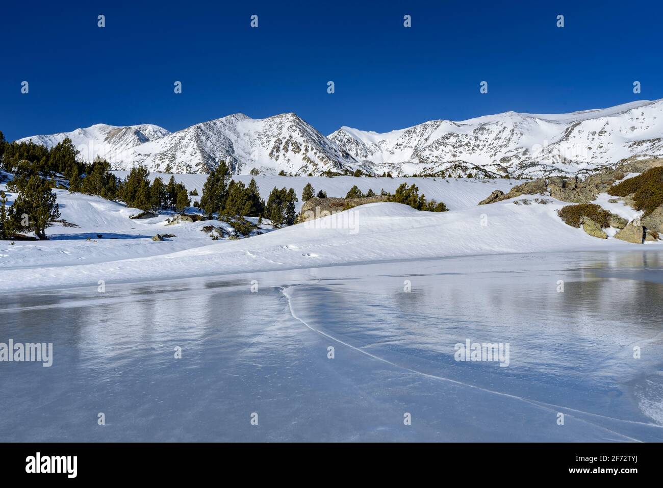 Reflejo del lago de invierno hi-res stock photography and images - Alamy
