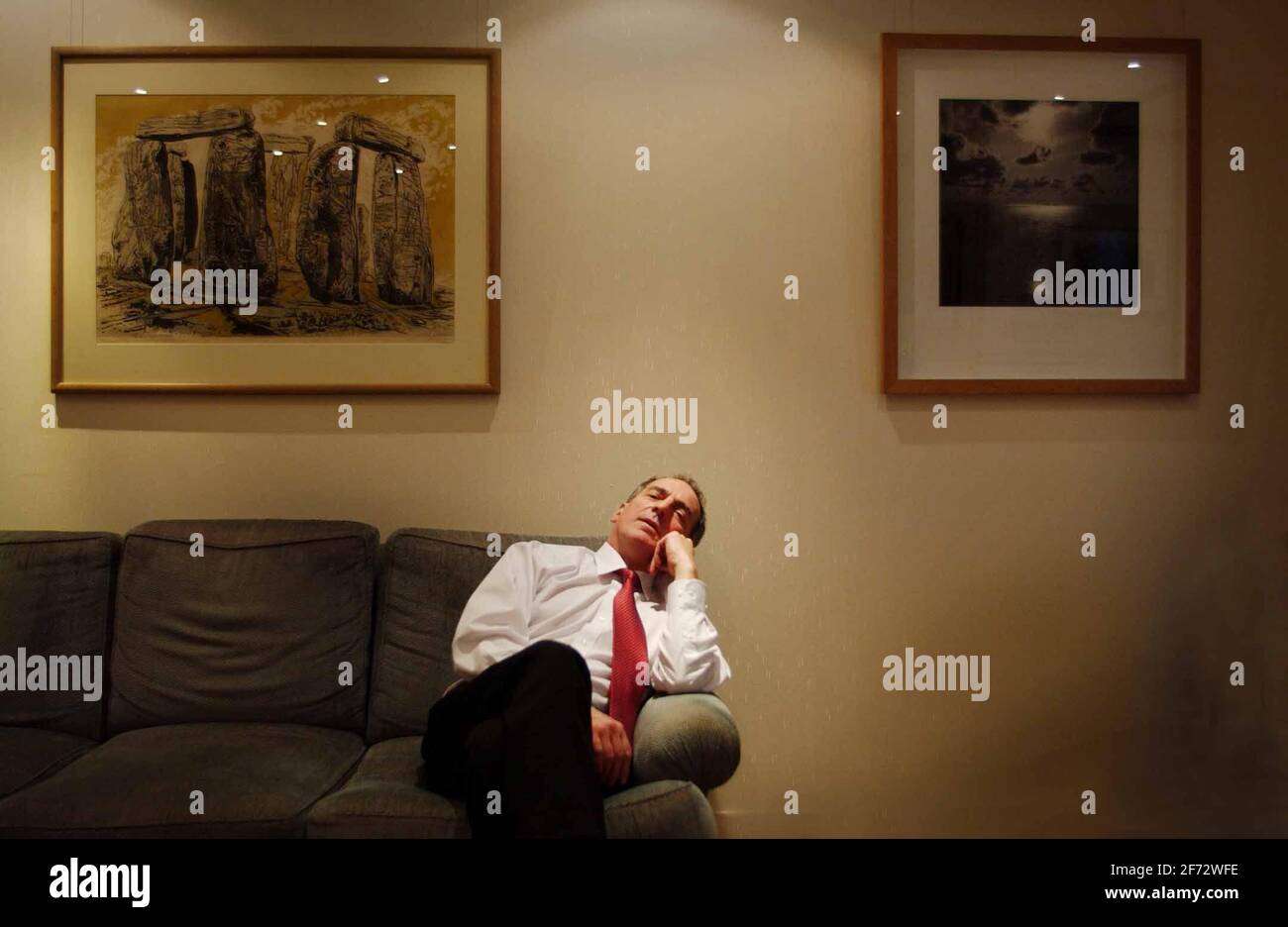 KIM HOWELLS IN HIS OFFICE.8/1/03 PILSTON Stock Photo - Alamy