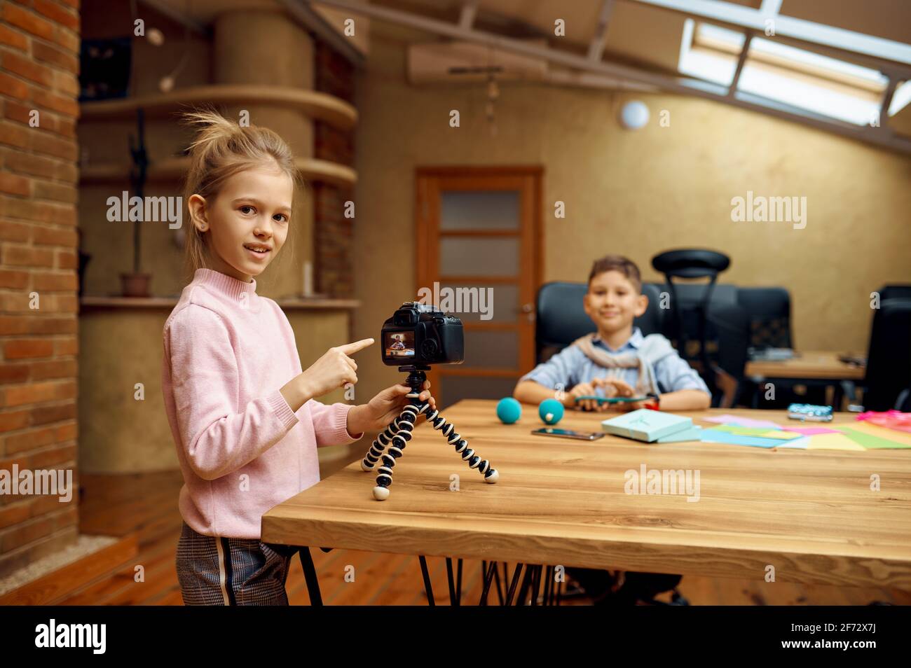 Children with camera hi-res stock photography and images - Alamy
