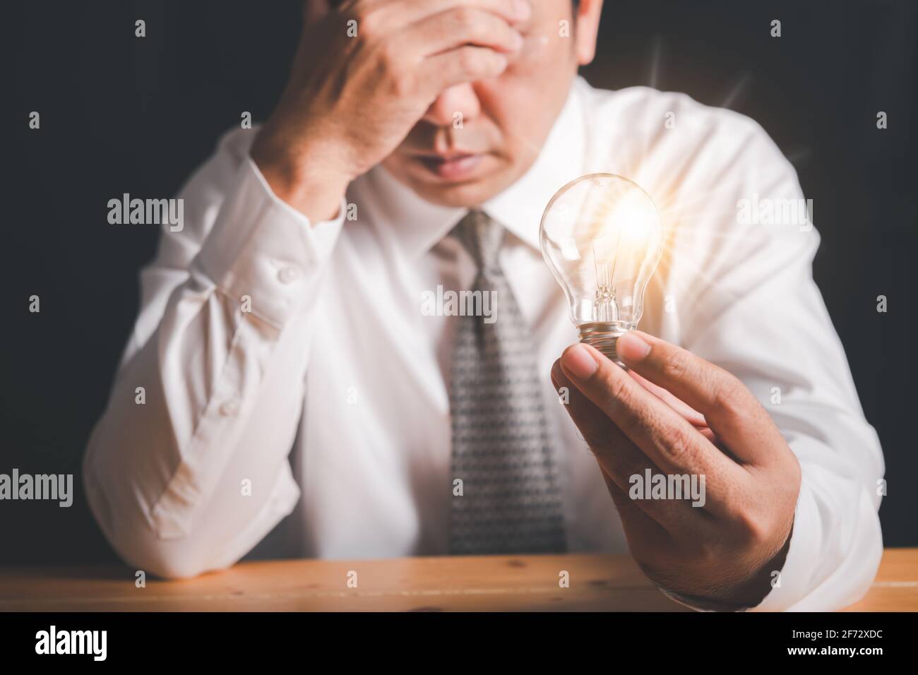 Hold light bulb hi-res stock photography and images - Alamy