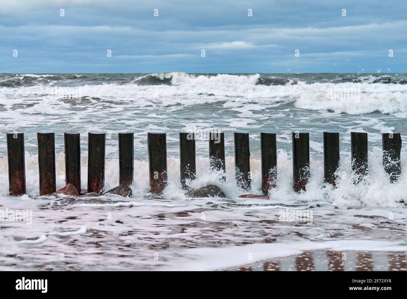 Waves splashing up the groynes hi-res stock photography and images - Alamy