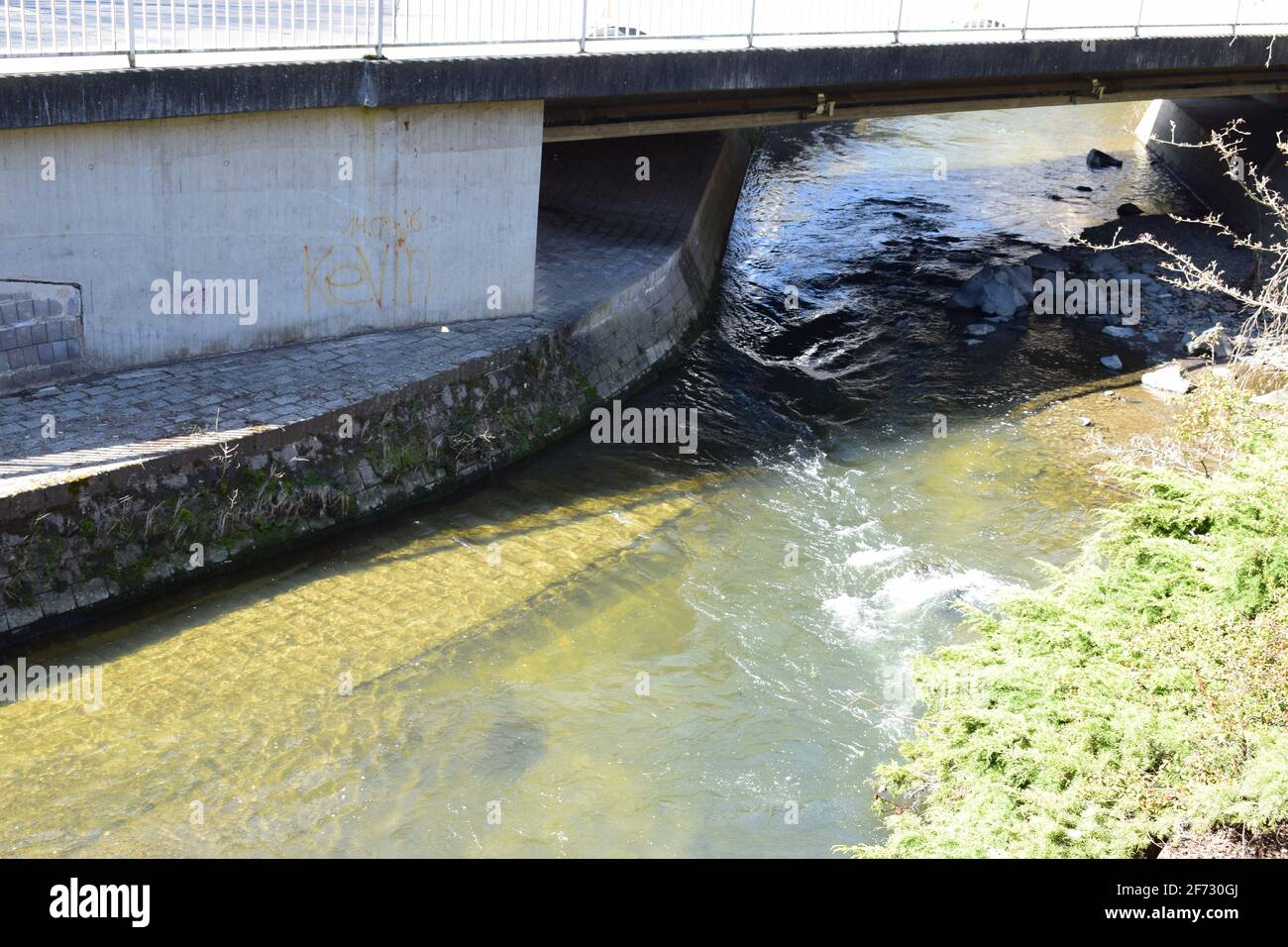 Wall bridge across river hi-res stock photography and images - Alamy