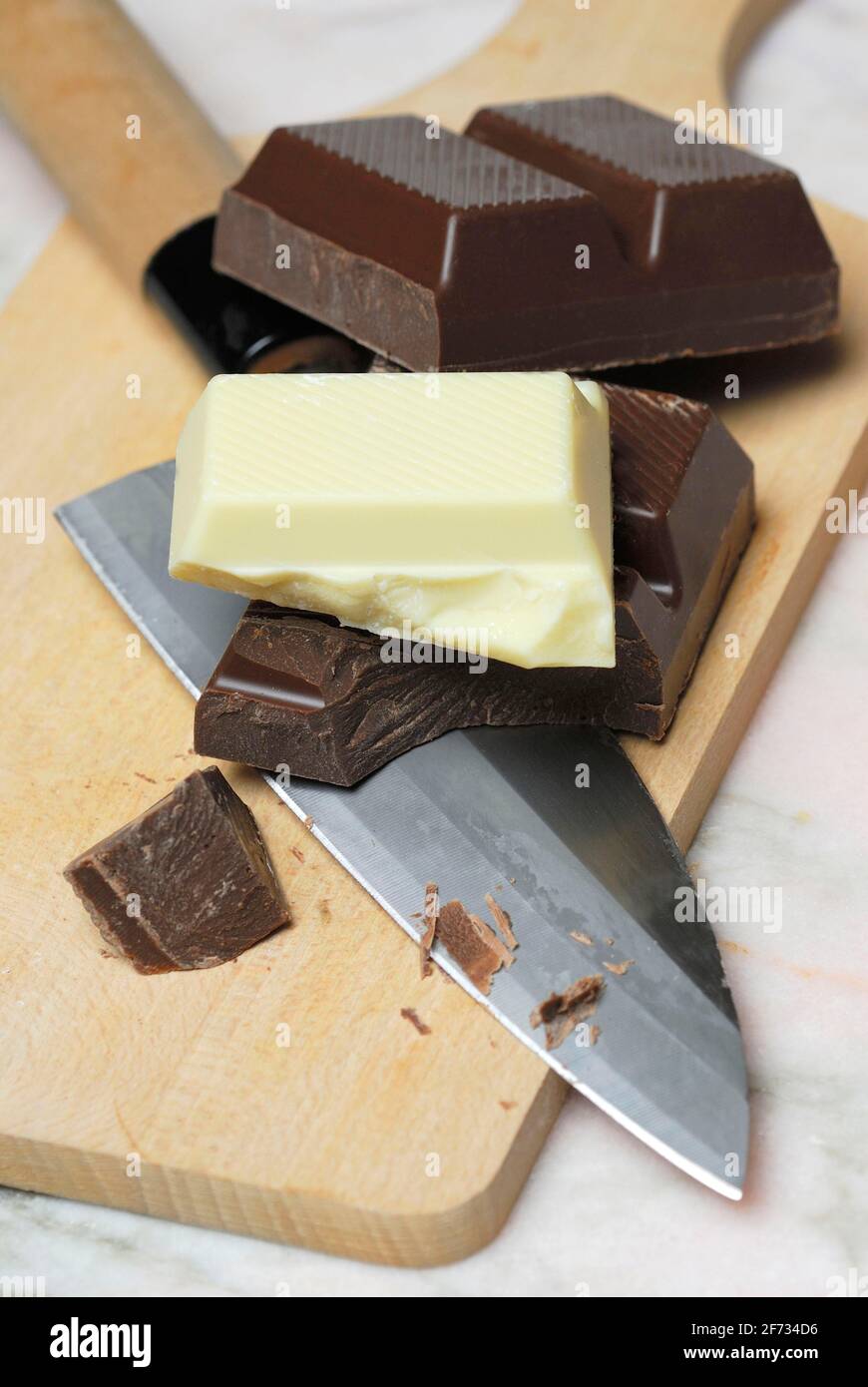 Block chocolate in pieces, on cake board, chocolate, milk chocolate ...
