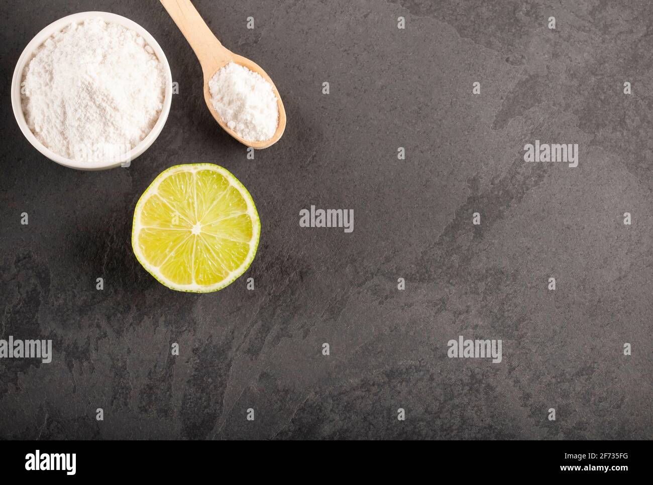 Baking soda with lemon - Text space Stock Photo - Alamy