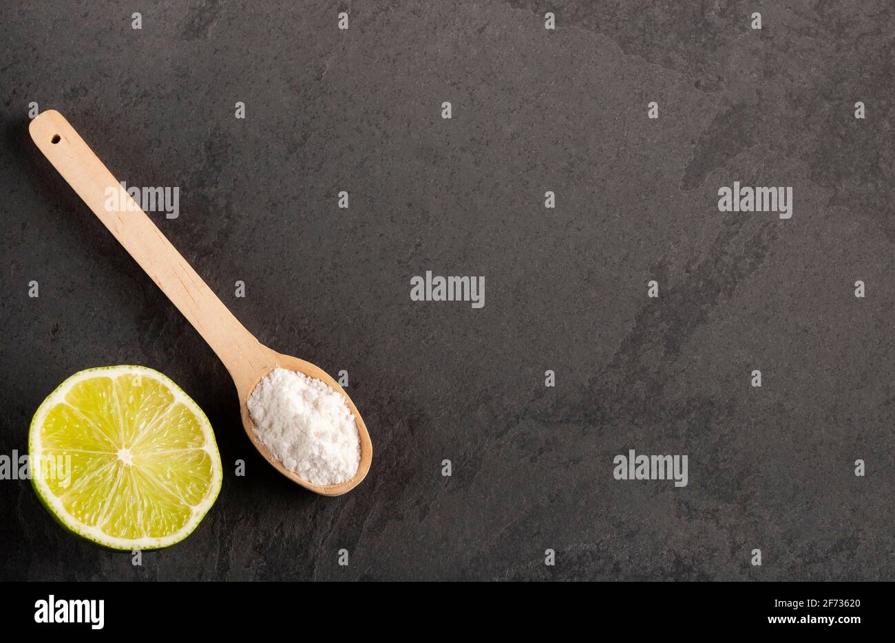 Baking soda with lemon - Text space Stock Photo - Alamy