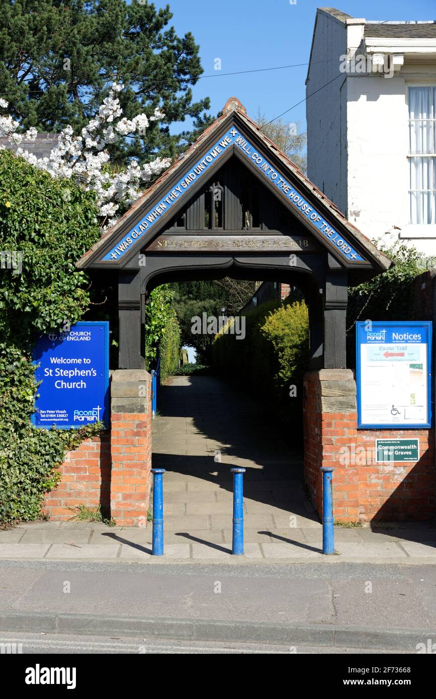 Lynch gate hi-res stock photography and images - Alamy