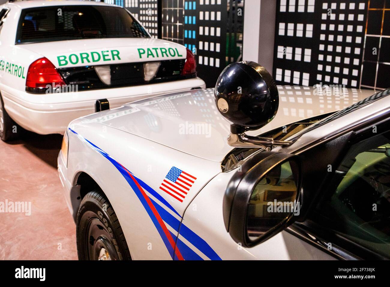 Illegal immigrants usa sign hi-res stock photography and images - Alamy