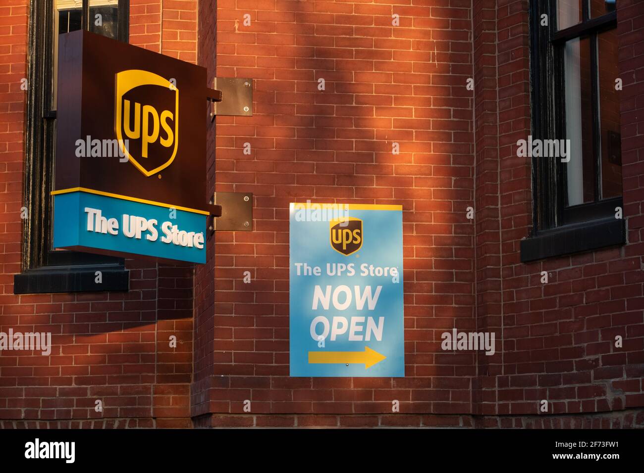 Vaccine delivery case hi-res stock photography and images - Alamy