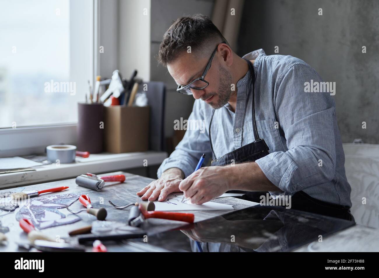 Making linocut hi-res stock photography and images - Alamy