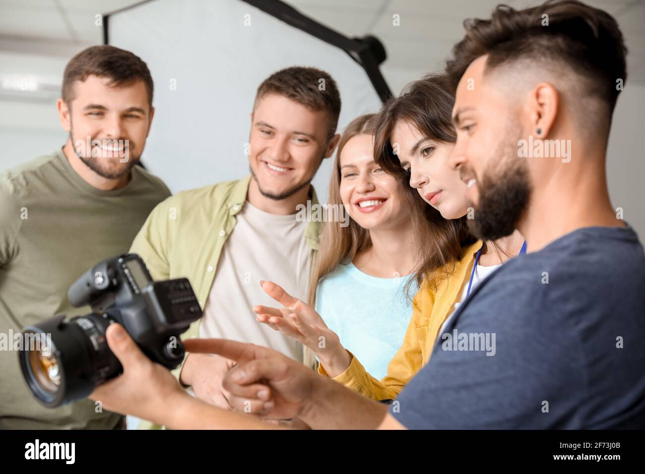 Mentor teaching young photographers in studio Stock Photo - Alamy