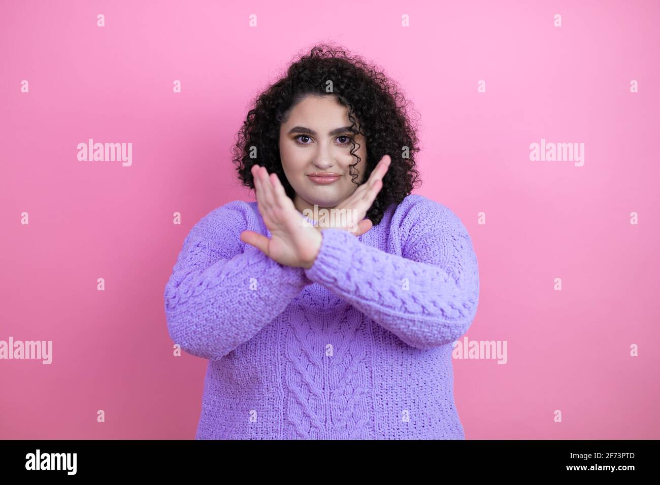 Young beautiful woman wearing casual sweater over isolated pink ...