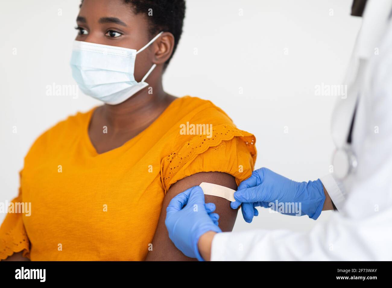 Black woman nurse injecting patient hi-res stock photography and images ...