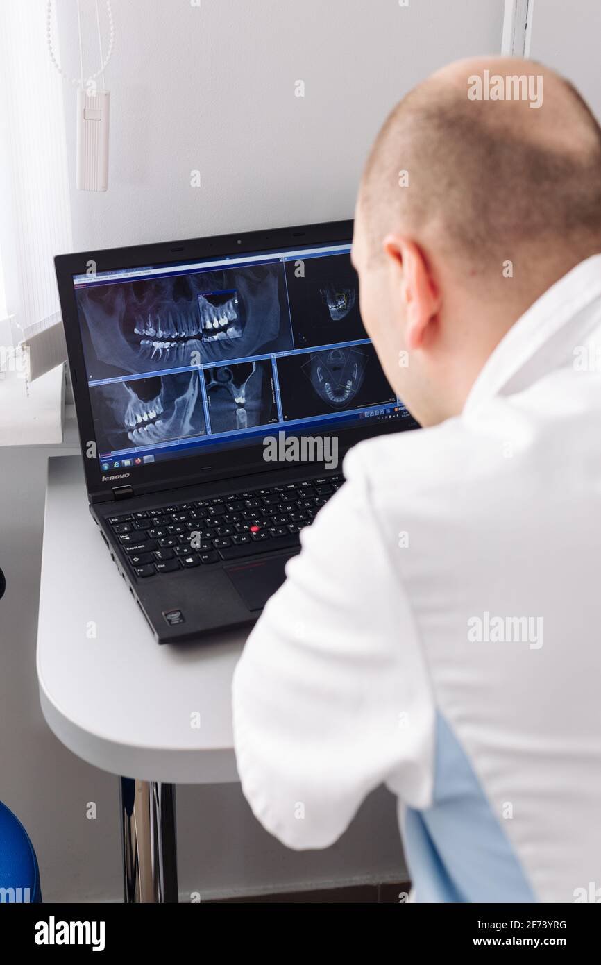 Dentist showing laptop patient hi-res stock photography and images - Alamy