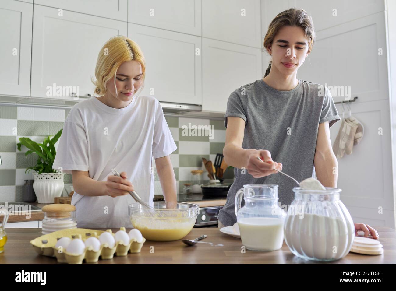 Teenagers cooking kitchen hi-res stock photography and images - Alamy