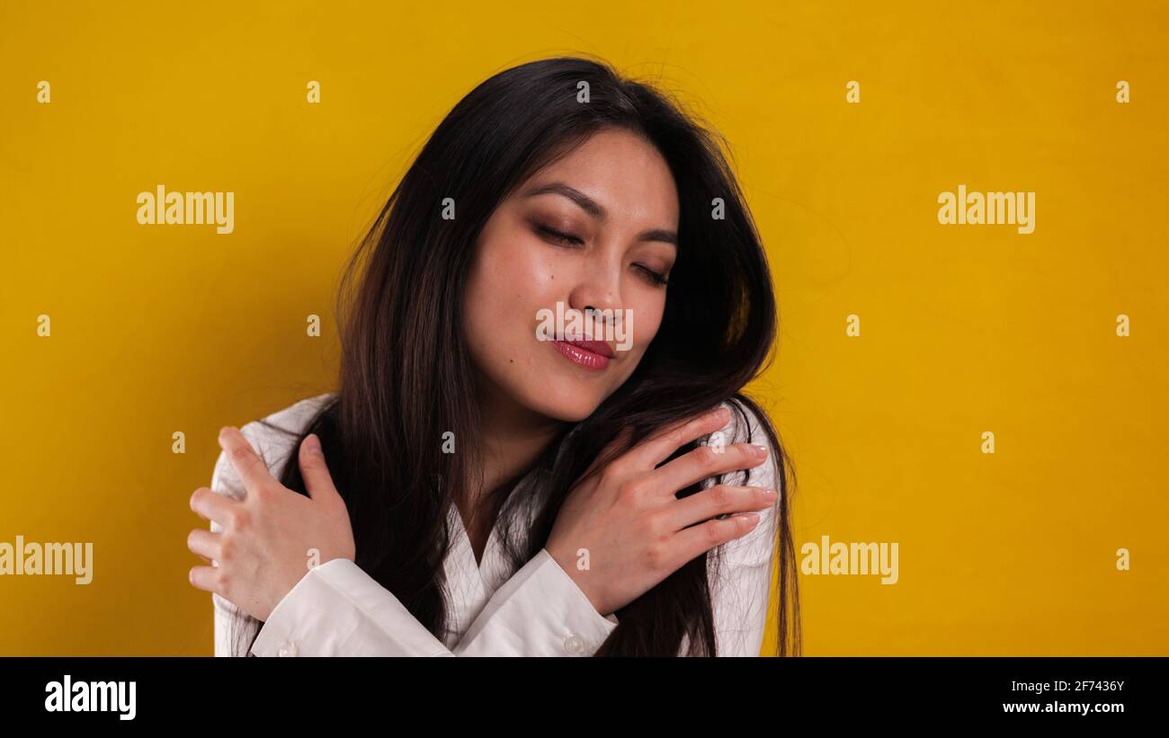 Posing mid adult model hi-res stock photography and images - Alamy