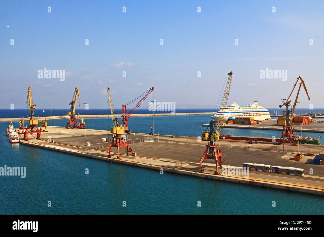 Cruise ship loading dock hi-res stock photography and images - Alamy
