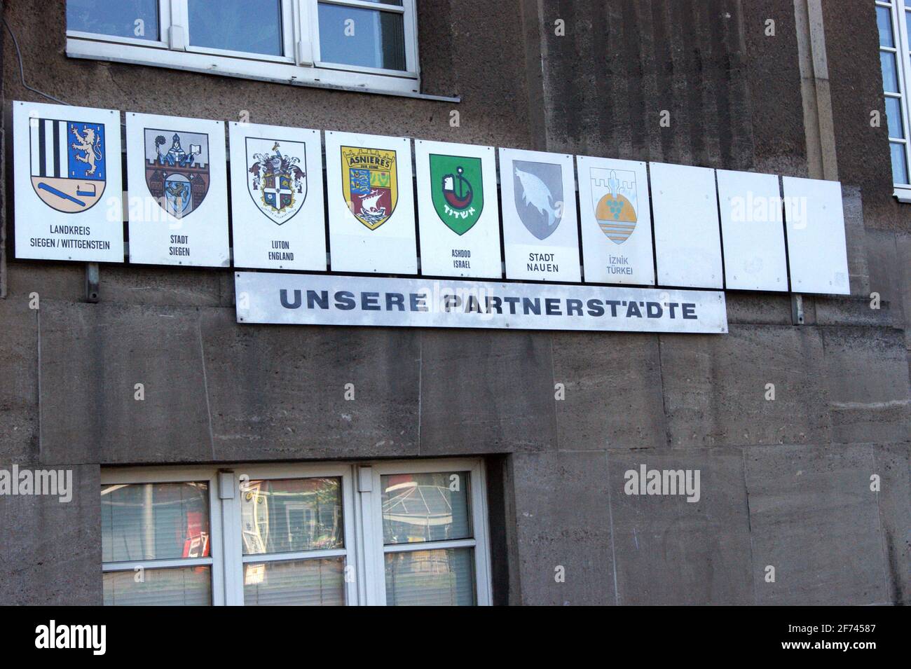 Städtepartnerschaften des Bezirks Spandau, Berlin. Hinweistafeln am ...