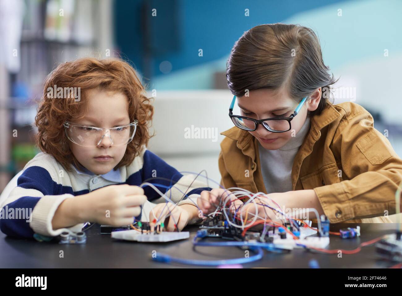 Boys in science class hi-res stock photography and images - Alamy