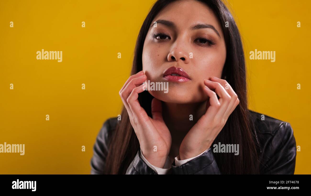 Young woman in her mid-20s posing for the camera Stock Photo - Alamy