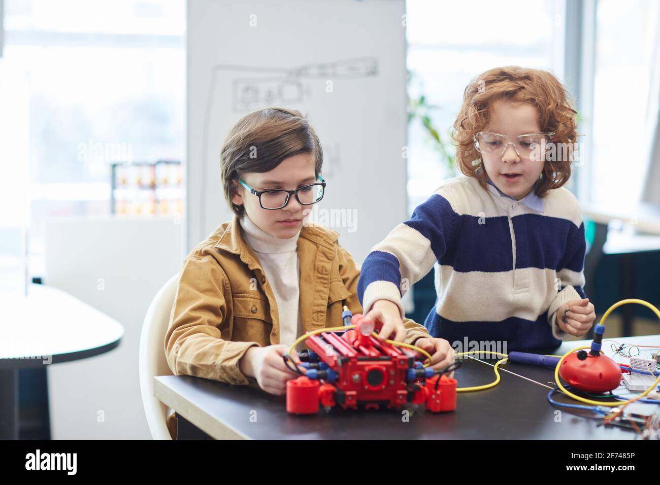Boys in science class hi-res stock photography and images - Alamy