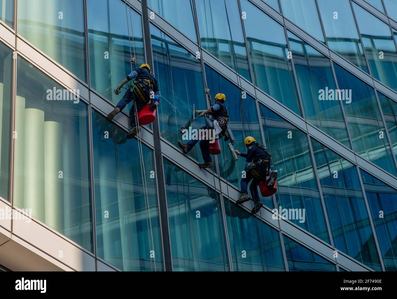 Cleaning skyscrapers hi-res stock photography and images - Alamy