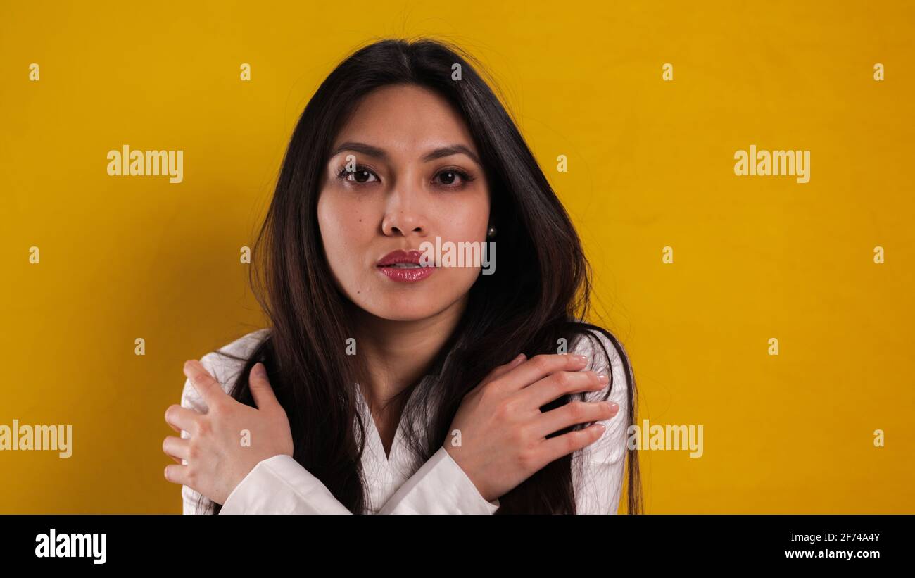 Young woman in her mid-20s posing for the camera Stock Photo - Alamy