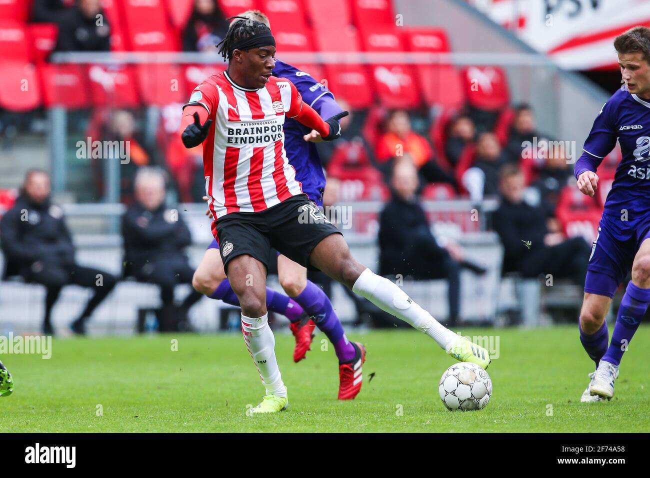 EINDHOVEN, NETHERLANDS - APRIL 4: Noni Madueke of PSV Eindhoven during ...