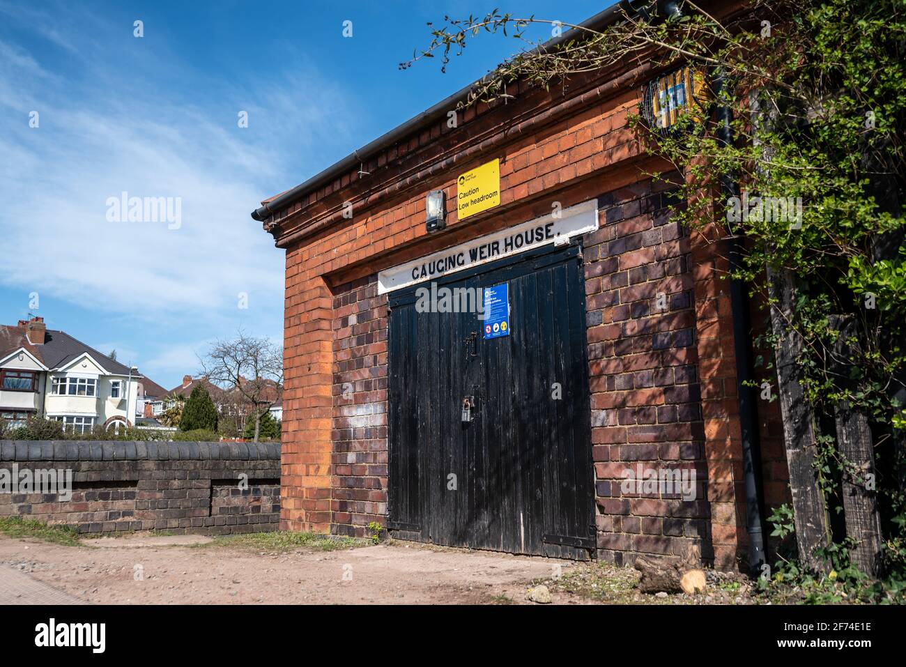 Gauging weir house hi-res stock photography and images - Alamy