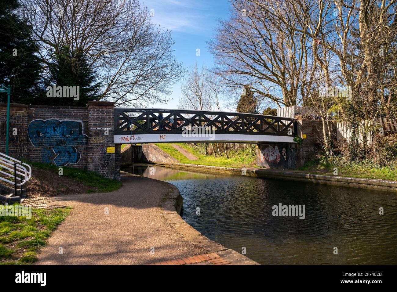 Canal uk locks hi-res stock photography and images - Alamy