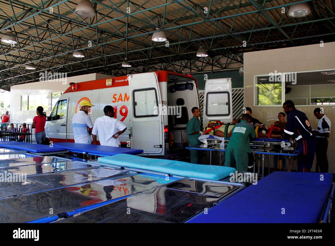 Emergency control room ambulance hi-res stock photography and images ...