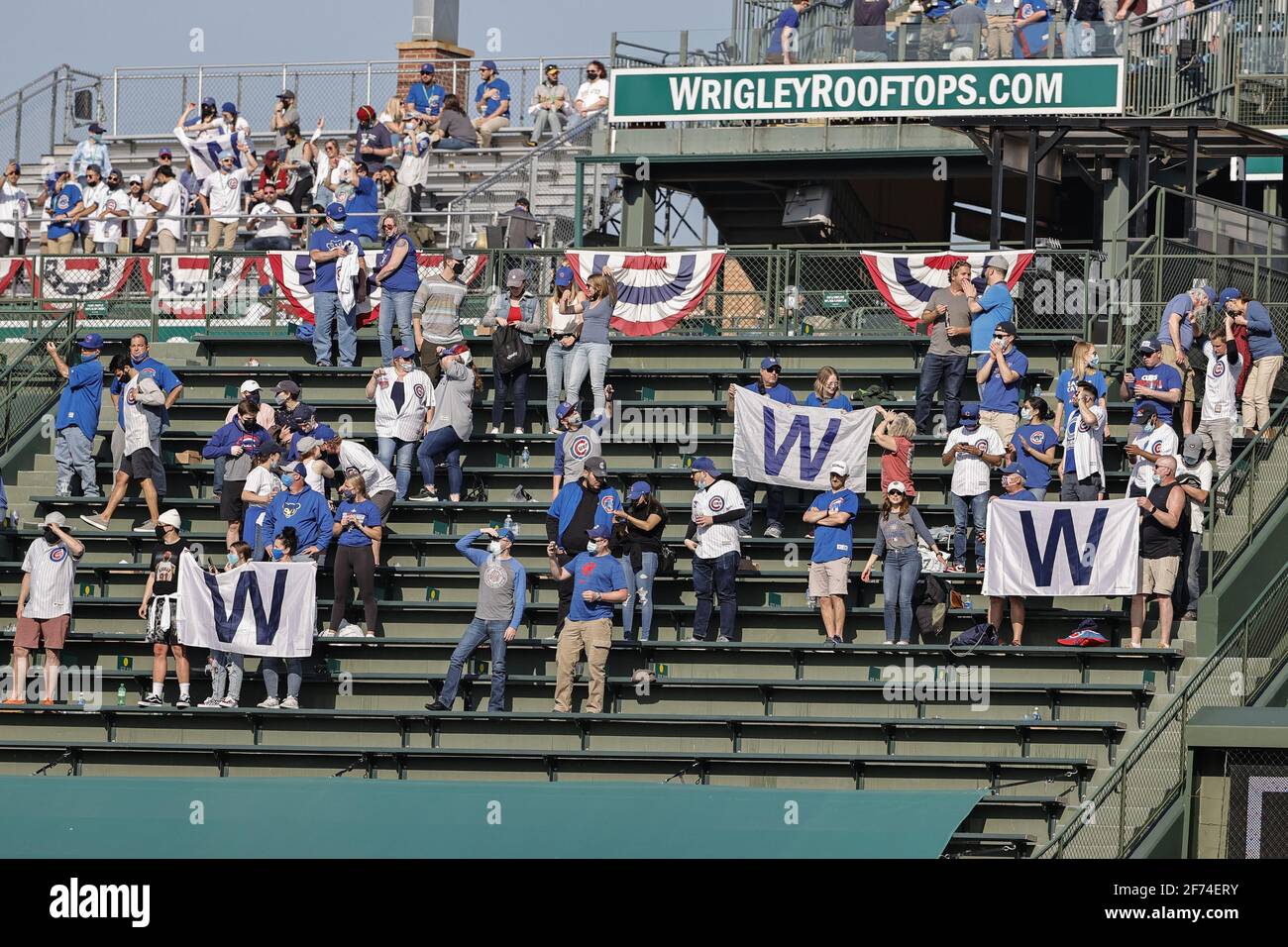Cubs fans win hi-res stock photography and images - Alamy