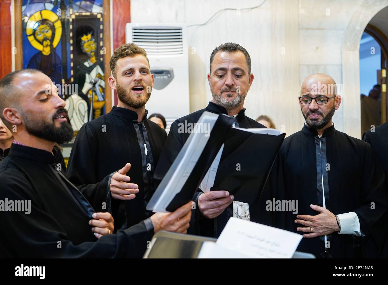 Choir singing during mass hi-res stock photography and images - Alamy