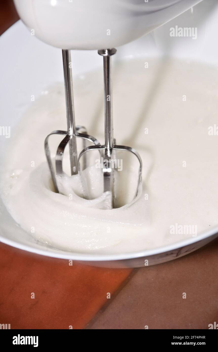 Electric whisk hi-res stock photography and images - Alamy
