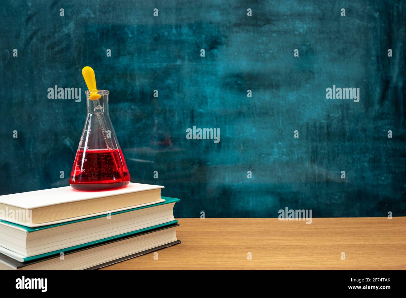 Empty science lab classroom hi-res stock photography and images - Alamy