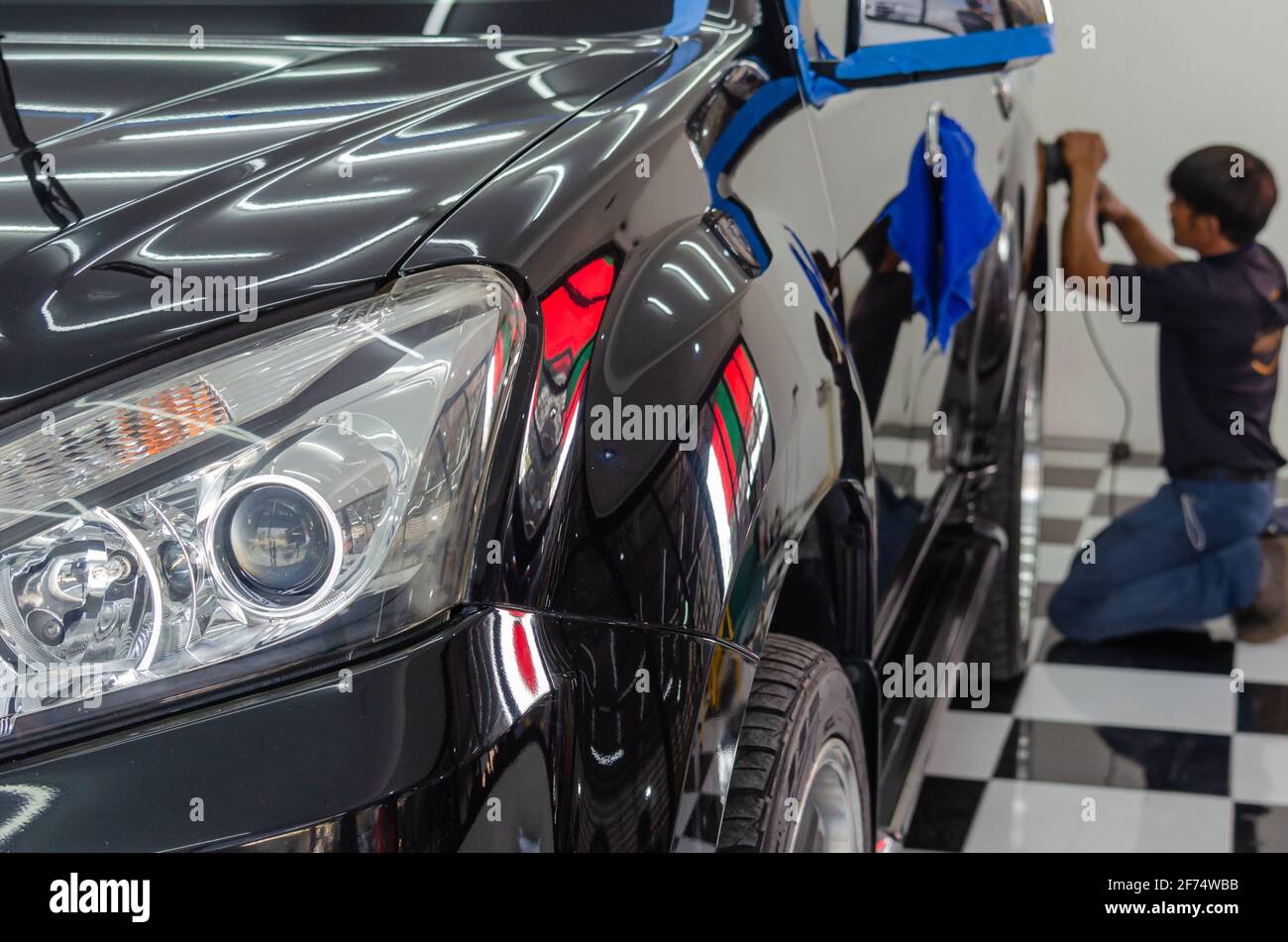 Man hand holding a car polish machine. Car detailing Buffing and wax ...